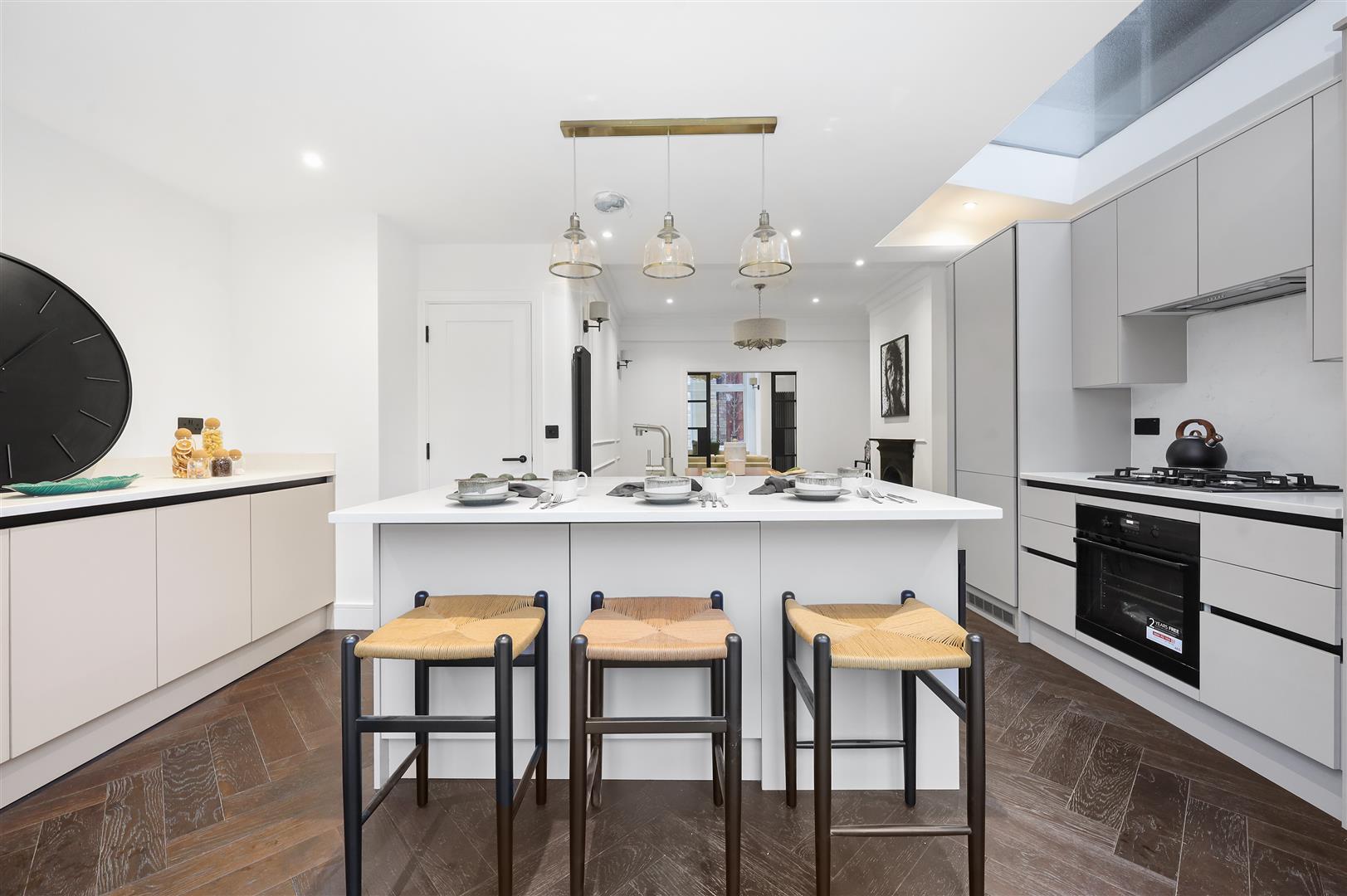 4 Bed, 2 Bath Property For Sale in Balmoral Road, NW2